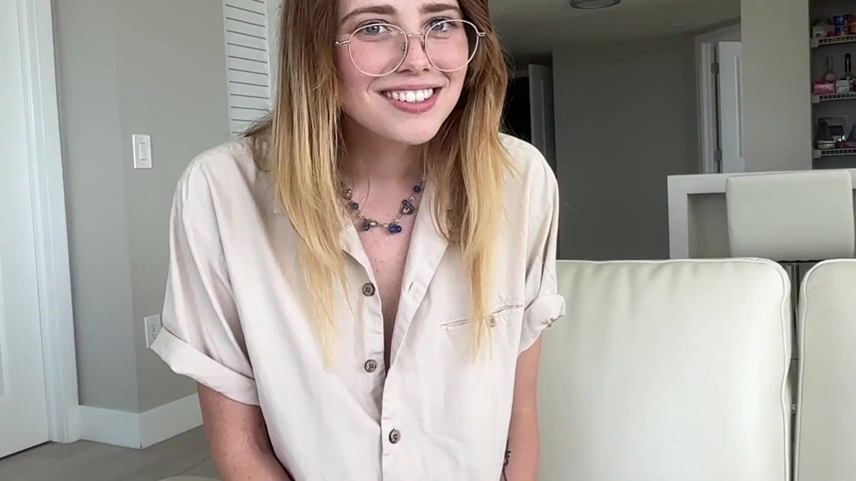 Streber-Teen ist nicht mehr lesbisch, nachdem sie meinen Schwanz probiert hat – Amateur-POV